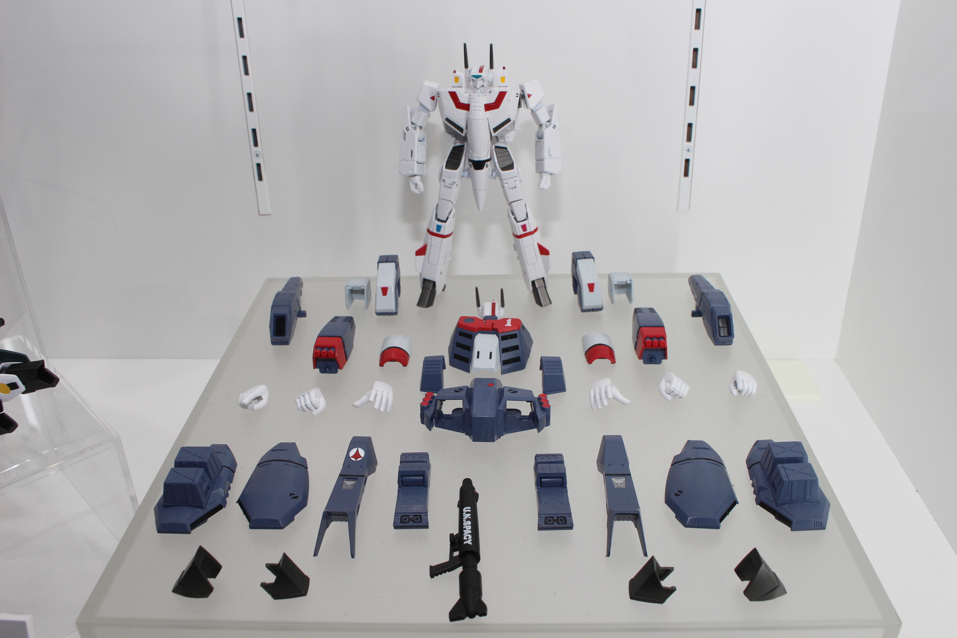 【特別企画】【魂ネイションズ撮り下ろし】「HI-METAL R VF-1J アーマードバルキリー」が、パーツを追加し、TV版の一条輝機として ...