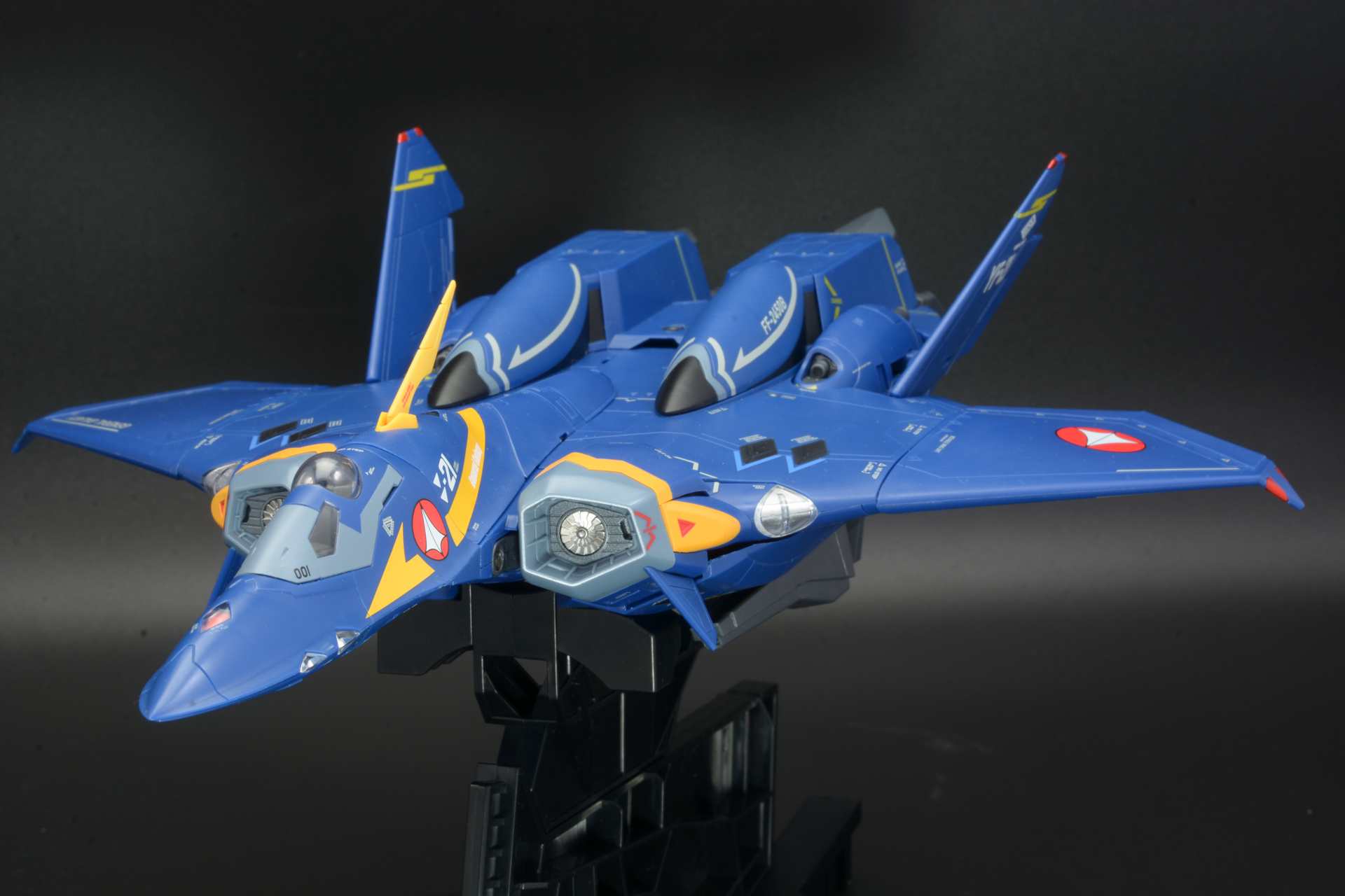 【レビュー】「DX超合金YF-21(ガルド・ゴア・ボーマン機)」"変形"レビュー前編 底面の装甲を開き手足が出す、ファイターからガウォークへの ...