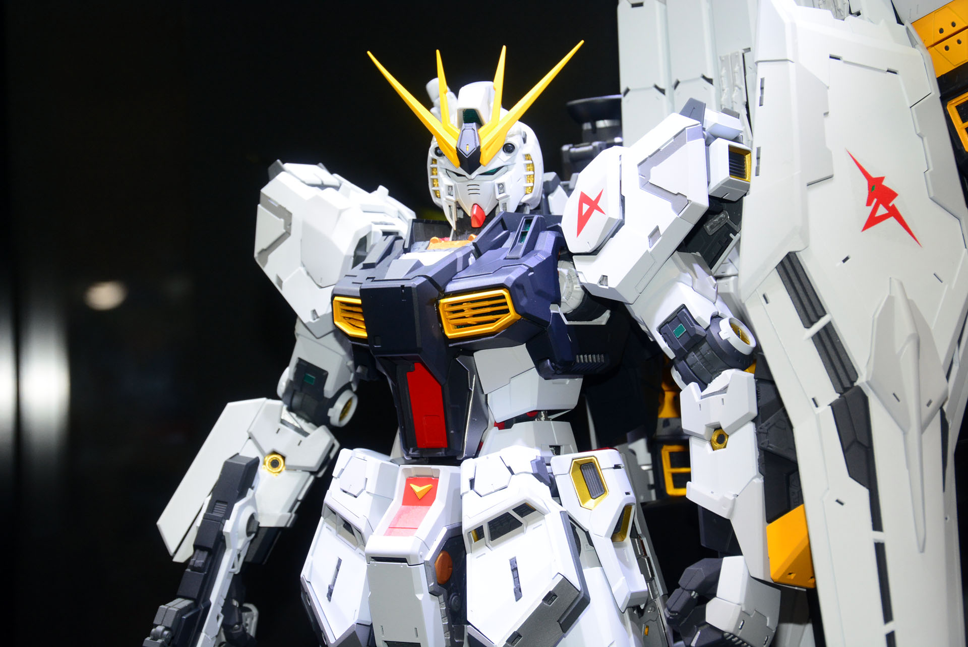 【特別企画】会場展示の「PERFECT GRADE UNLEASHED 1/60 νガンダム」に込められた意味、色のついた試作品は「未塗装 ...